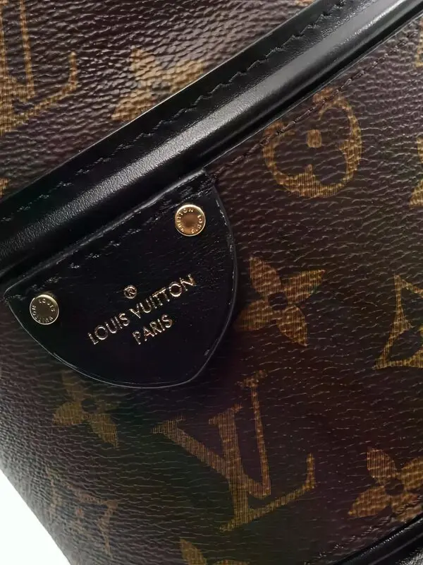 LOUIS VUITTON Kanoe Monogram-pattern Bucket Bag