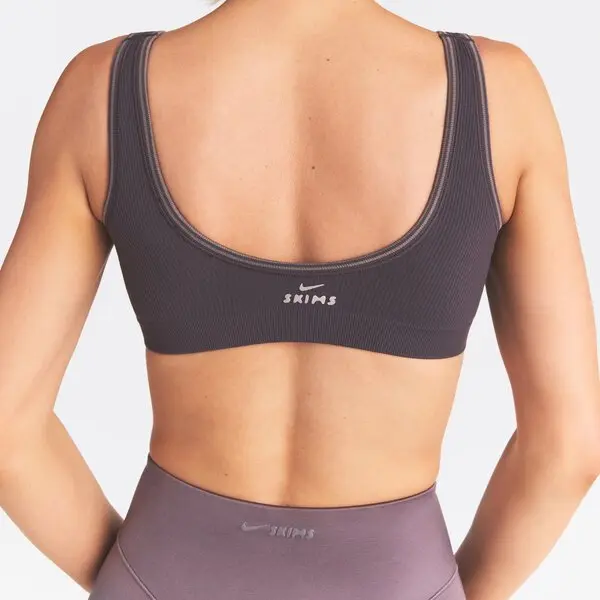 SKIMS Micro Scoop Bra | Deep Neutral | | Nike Ribbed Seamless - Phoenix