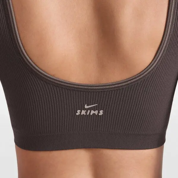 SKIMS Scoop Bra Phoenix | Deep Neutral | | Nike Ribbed Seamless - Phoenix/truffle