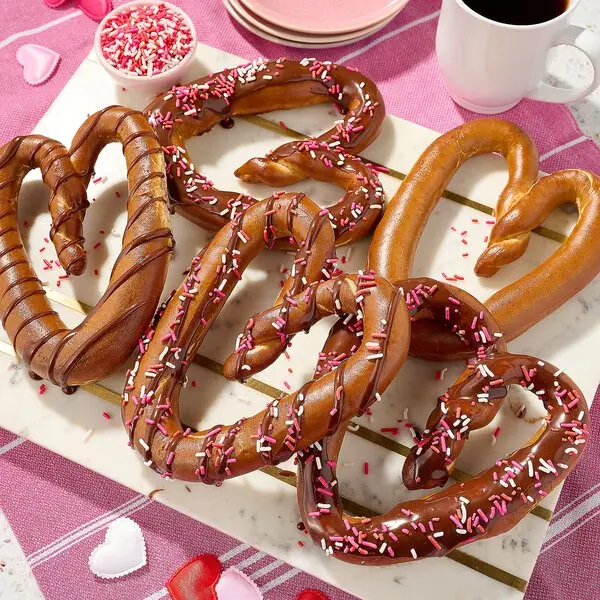 THE PRETZEL COMPANY The Pretzel Co. 5oz Heart Shaped Pretzels W/ Icing & Spr - One-color