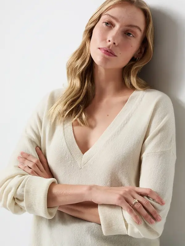 GWYN Boyfriend V-neck Sweater