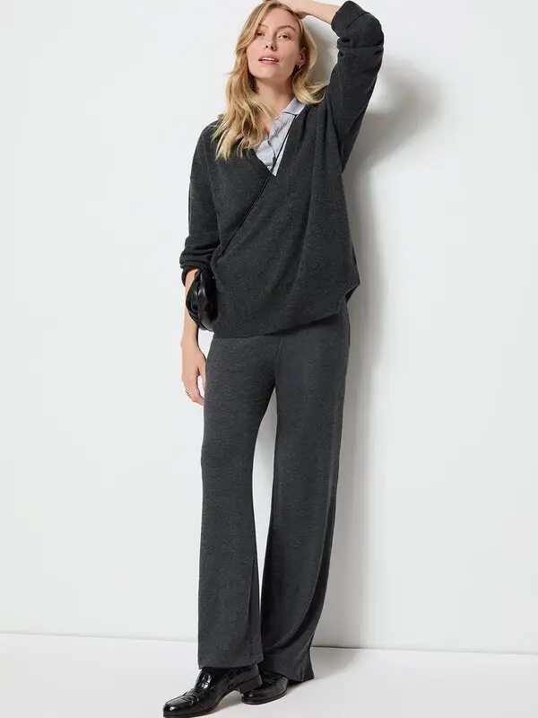 GWYN Boyfriend V-neck Sweater