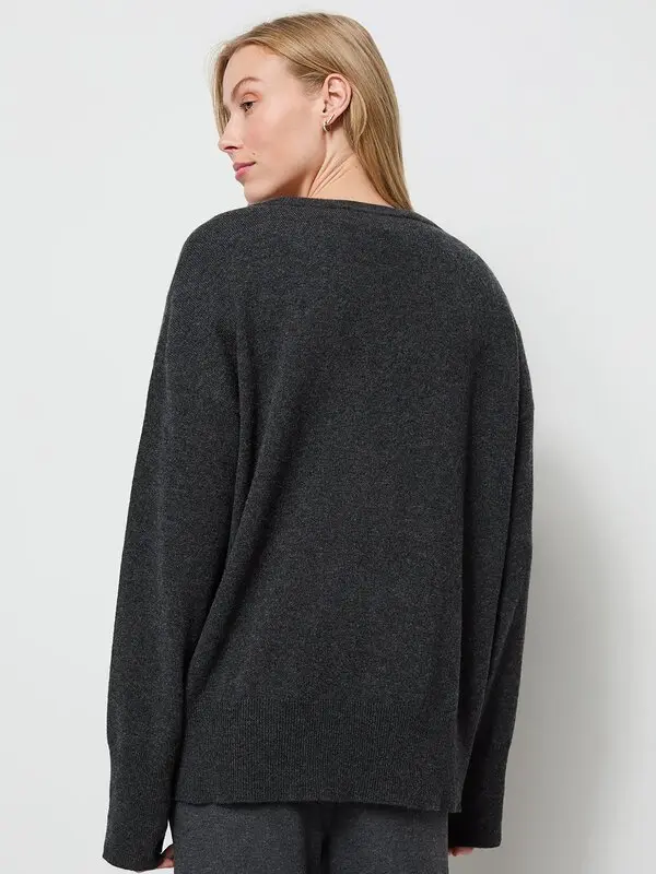 GWYN Boyfriend V-neck Sweater