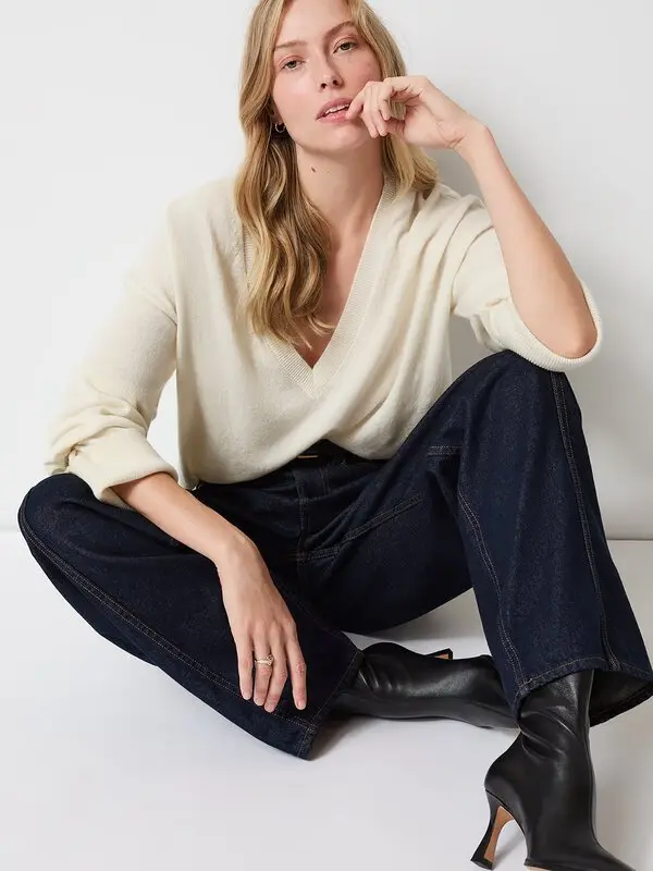 GWYN Boyfriend V-neck Sweater