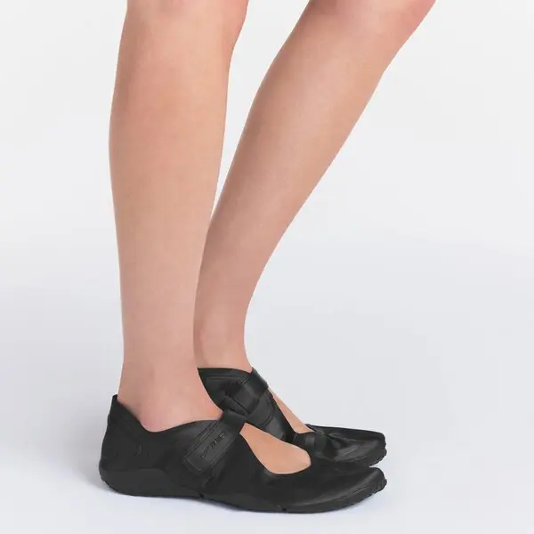 SKIMS Nikeskims Rift Satin Sneakers - Black
