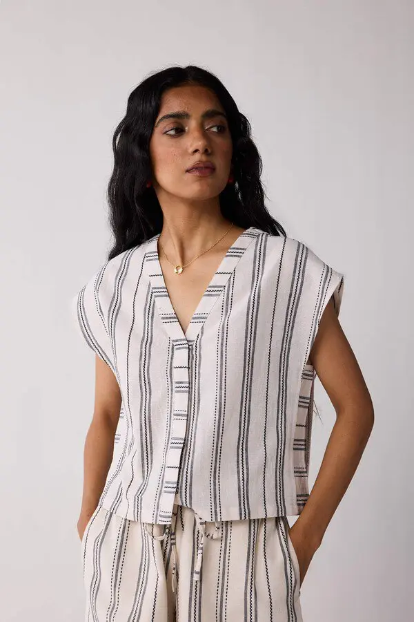 REISTOR Relaxed V-neck Striped Top