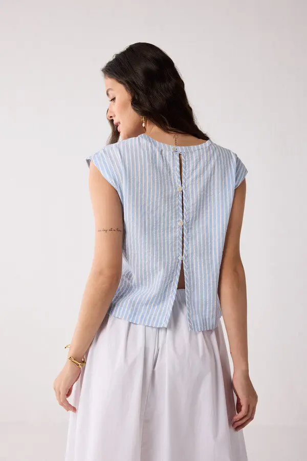 REISTOR Button-back Crew Neck Top