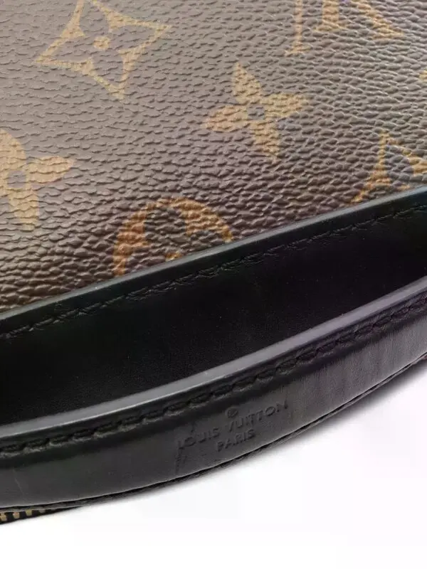 LOUIS VUITTON 2019 Saintonge Monogram Crossbody Bag - Brown