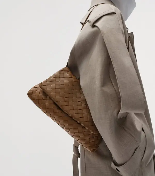 Bottega Veneta Leather Giorno Shoulder Bag - Neutral