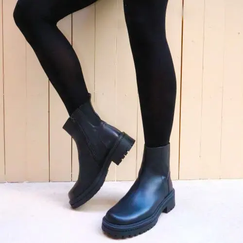 KAMI The 9-5-9 Chelsea Boot - Black