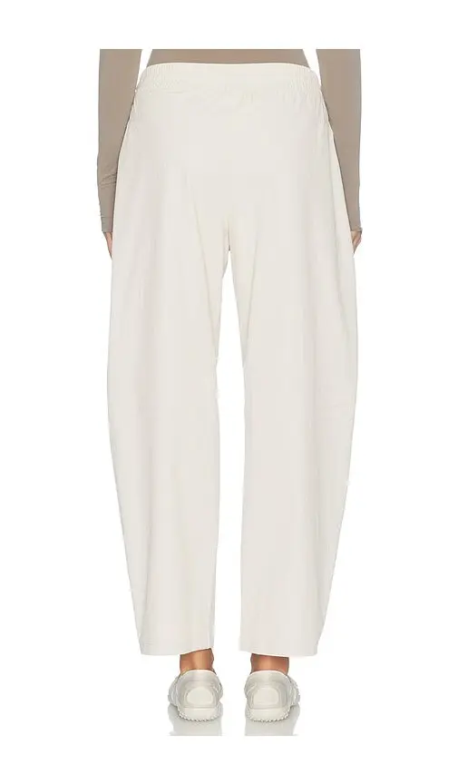 Beyond Yoga Peak Barrel Leg Pant In Beige