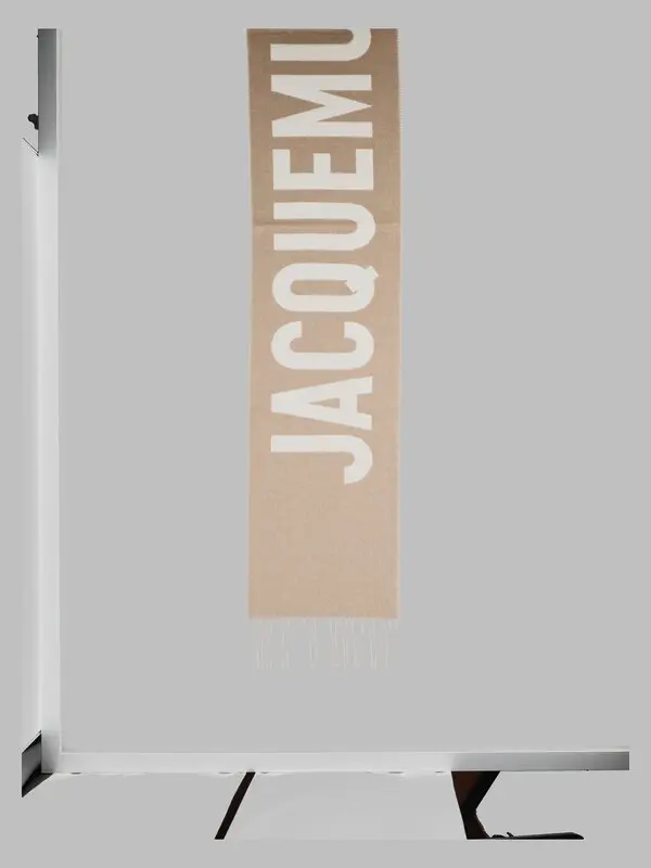 Jacquemus Sciarpa In Lana Con Frange E Logo