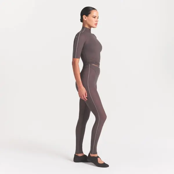 SKIMS V Panel 28" Legging | Grey | | Nike Weightless Layers - Boulder