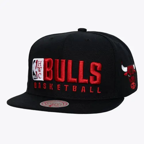 Mitchell & Ness Chicago Bulls Hardwood Classics Old School Stacked Text Snapback Hat - Black