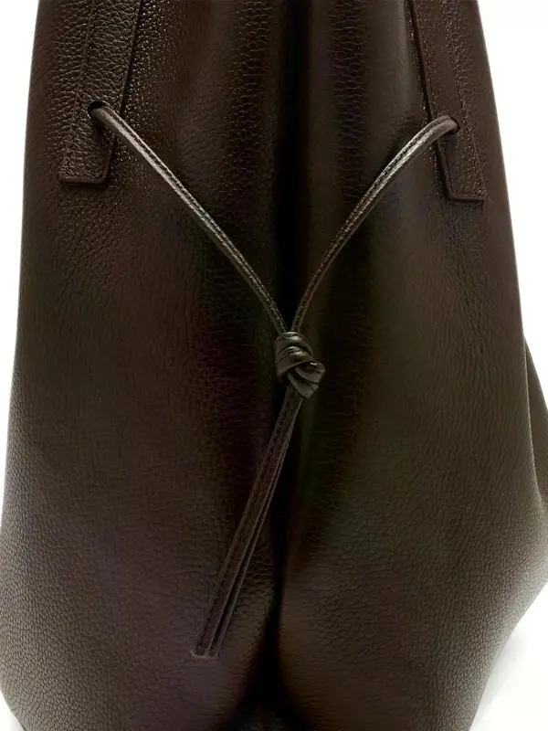 Yuzefi Scallop Shoulder Bag