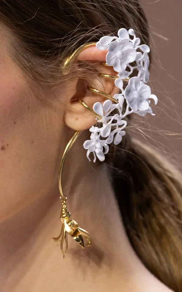Chloé Gold And White Flower Spine Single Earring