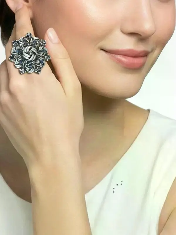 KONPLOTT La Comtesse Ii Crystal-knot Ring - Silver