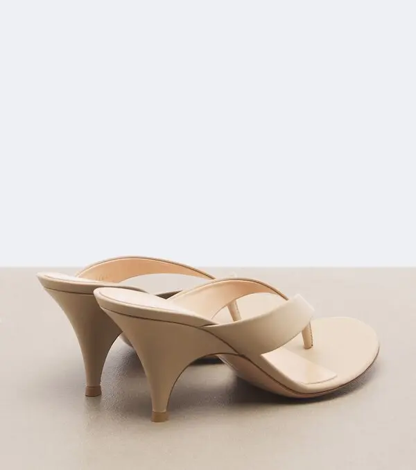 GIANVITO ROSSI Sofia Leather Thong Sandals - Beige