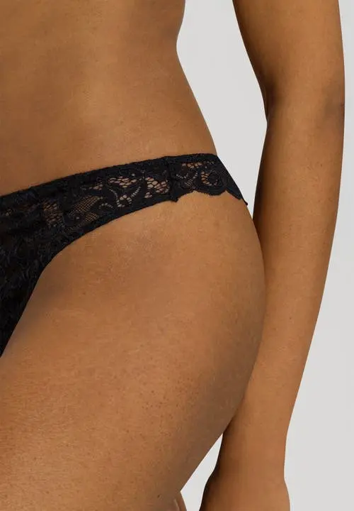 Hanro Luxury Moments Lace Thong - Black