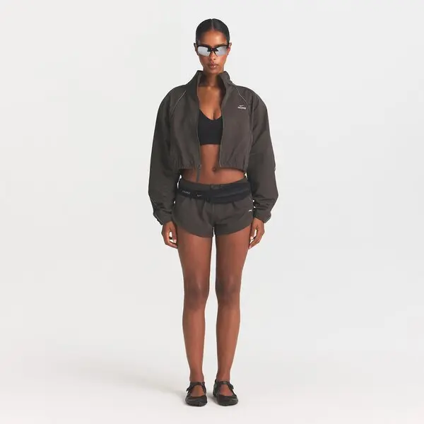 SKIMS Cropped Jacket | Grey | | Nike Crunchy Nylon - Boulder
