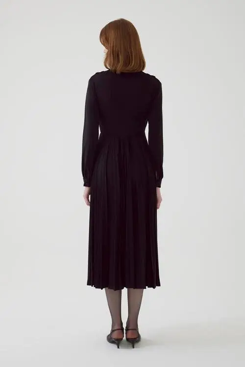 EXQUISE Braeden Pleated Knit Wrap Midi Dress