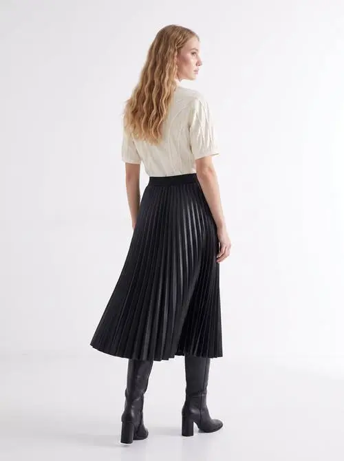 EXQUISE Pleated Faux Leather Midi Skirt With Elastic Waist