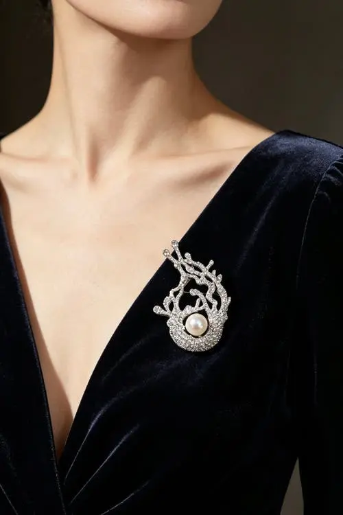 CLASSICHARMS Cora Freshwater Pearl Reef Brooch - Silver