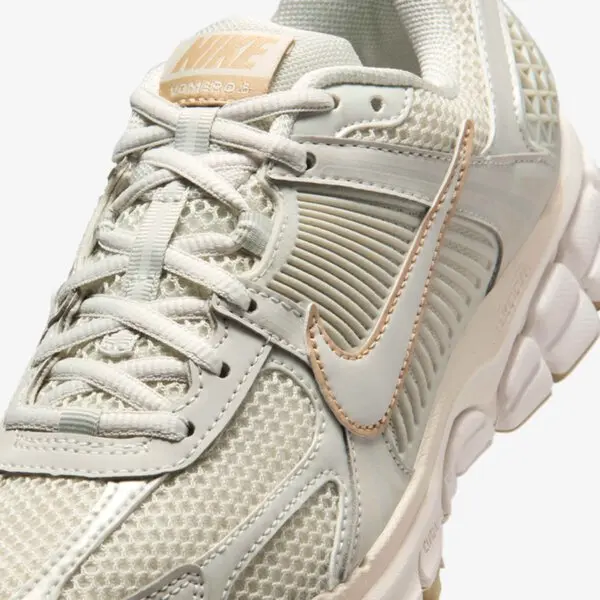 Nike Zoom Vomero 5 Low Top Sneakers