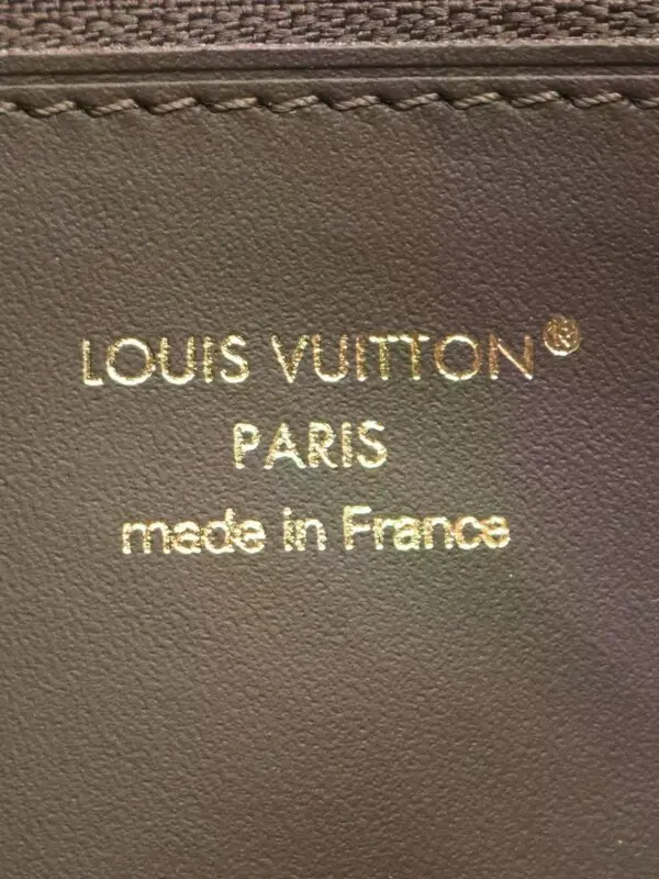 LOUIS VUITTON 2021s Capucines Leather Wallet