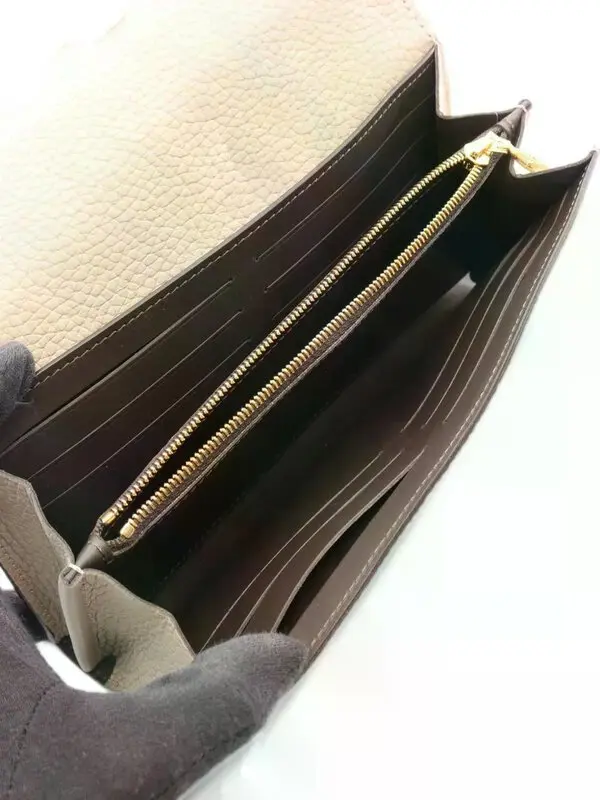 LOUIS VUITTON 2021s Capucines Leather Wallet