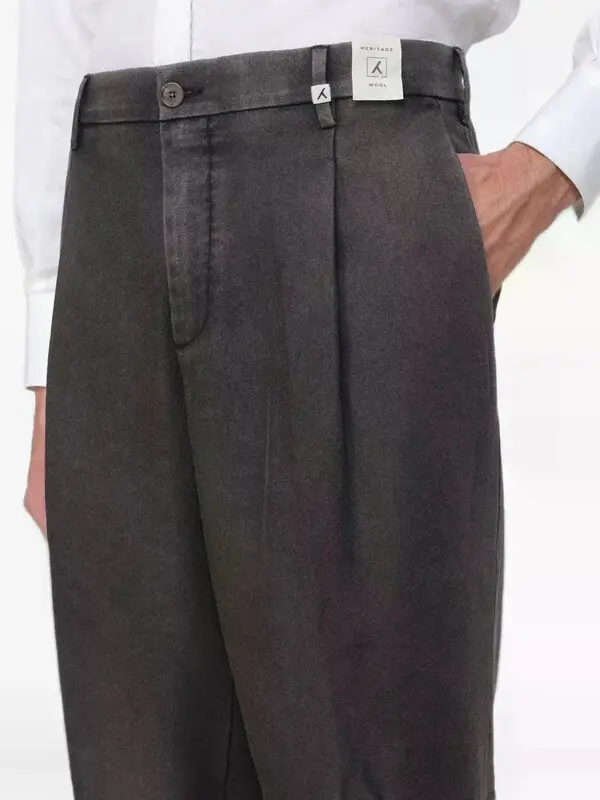 MYTHS Pleated Straight-leg Trousers