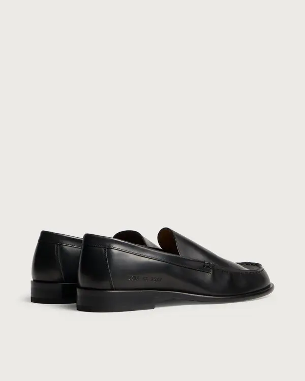 COMMON PROJECTS Minimal Leather Loafer