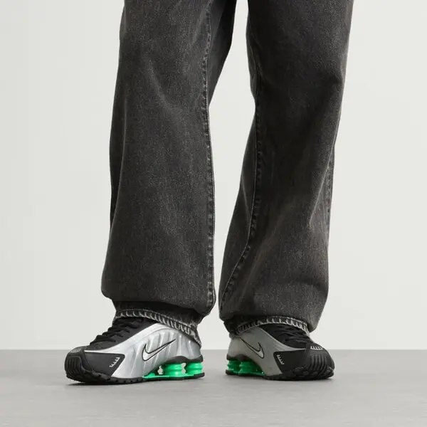 Nike Shox R4 Sneakers