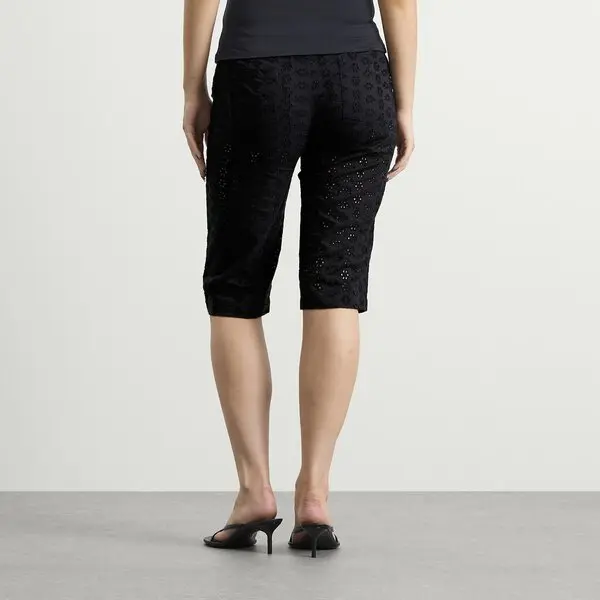 FRUITY BOOTY Broderie Capris