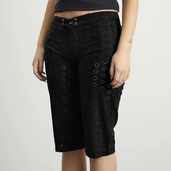 FRUITY BOOTY Broderie Capris