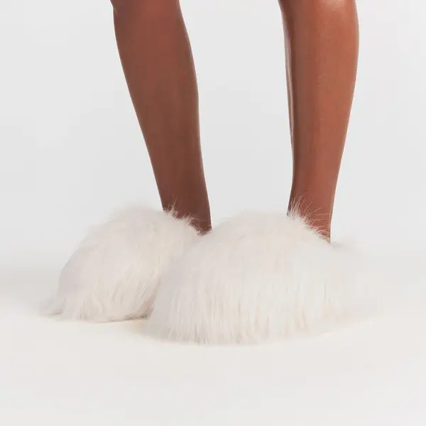 SKIMS Oversized Slipper | White | | Faux Fur