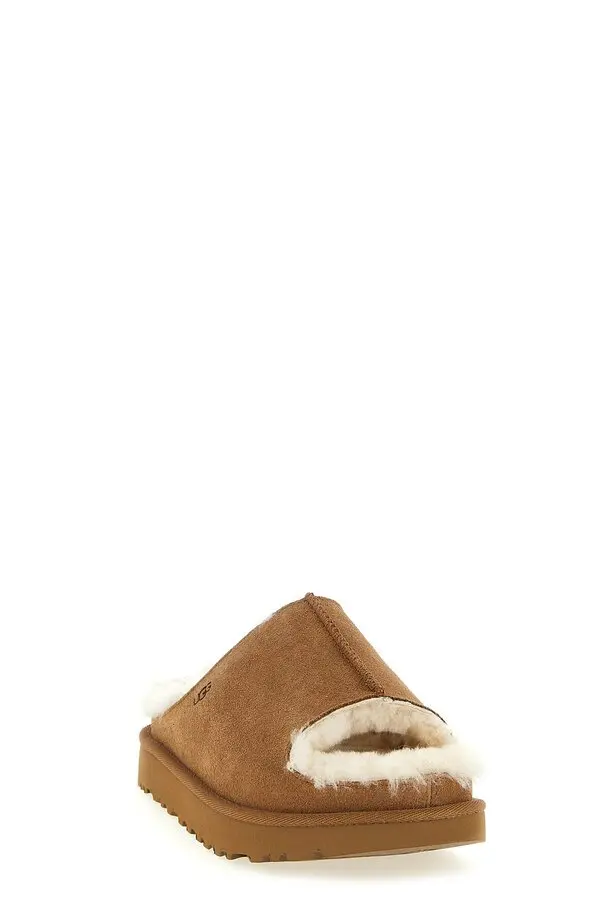 UGG Slide Central Seam Detail