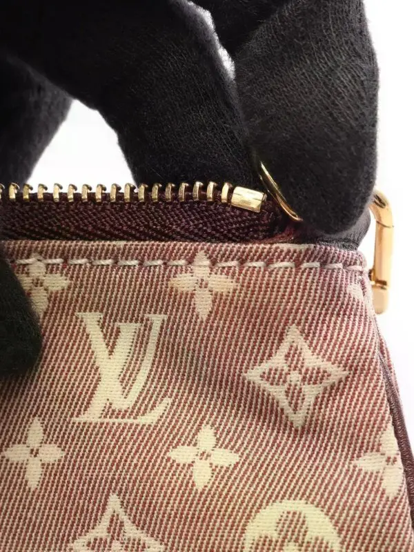 LOUIS VUITTON 2010 Pochette Accessoires Shoulder Bag