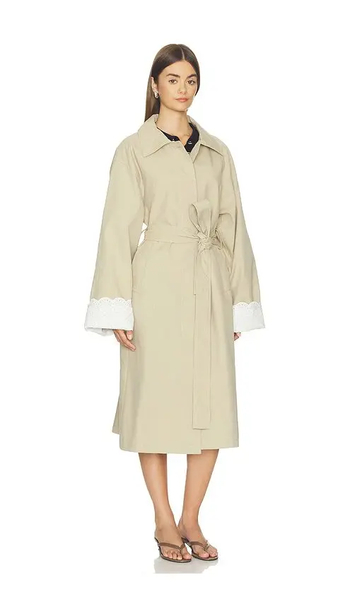 CUBIC LONDON Trench Coat In Beige