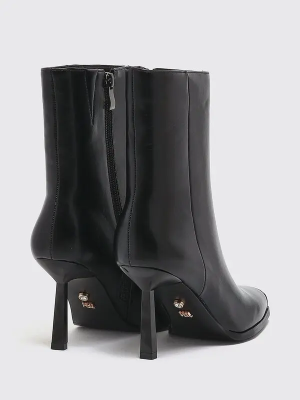 TWENTY FOURHAITCH Flat Ankle Boot