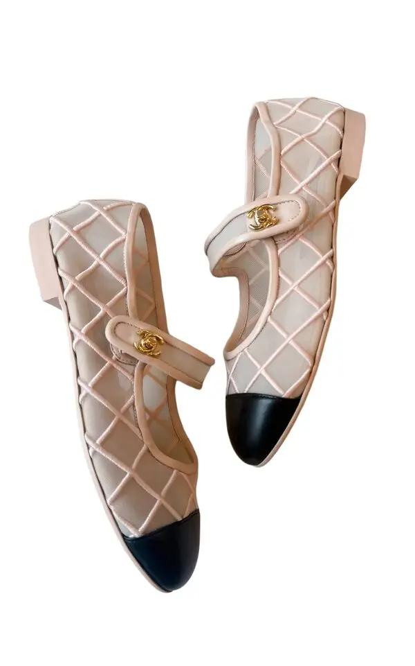 DEAR CLEMENTINE VINTAGE Chanel Baby & Black Cc Turnlock Pumps
