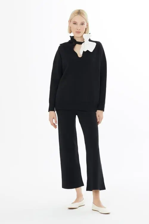GIZIA Floral Detail Knit Blouse