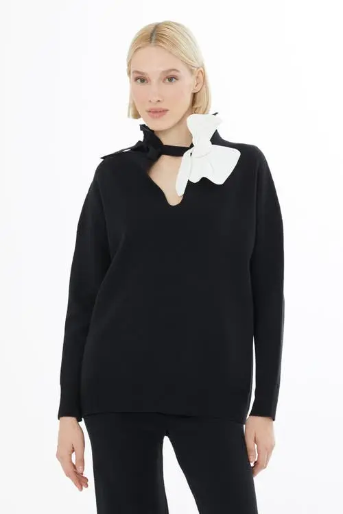 GIZIA Floral Detail Knit Blouse
