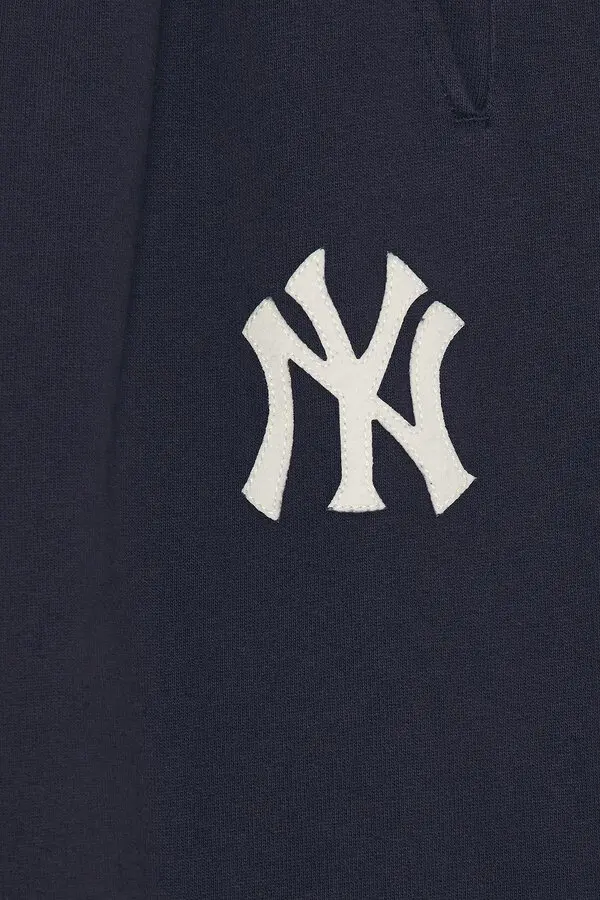 SPORTY & RICH Heritage Yankees Serif Sweatpant In Navy - Dark Navy