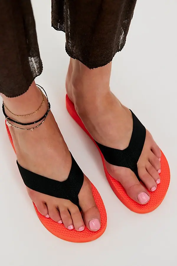 FP VEGAN COLLECTION Interlude Thong Sandals - Black/red Combo