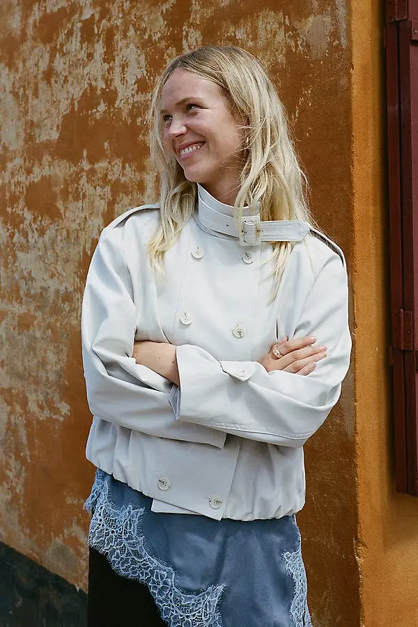 Maeve Retta Funnel-neck Double-breasted Short Trench Coat - Light Sand