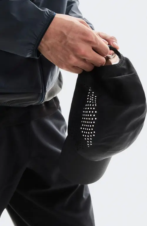 On Lightweight Baseball Cap - Black