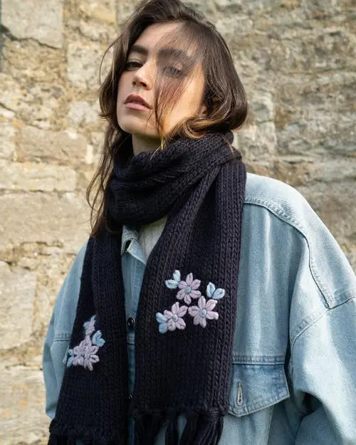 FABLE ENGLAND Forget-me-not Knitted Scarf - Navy