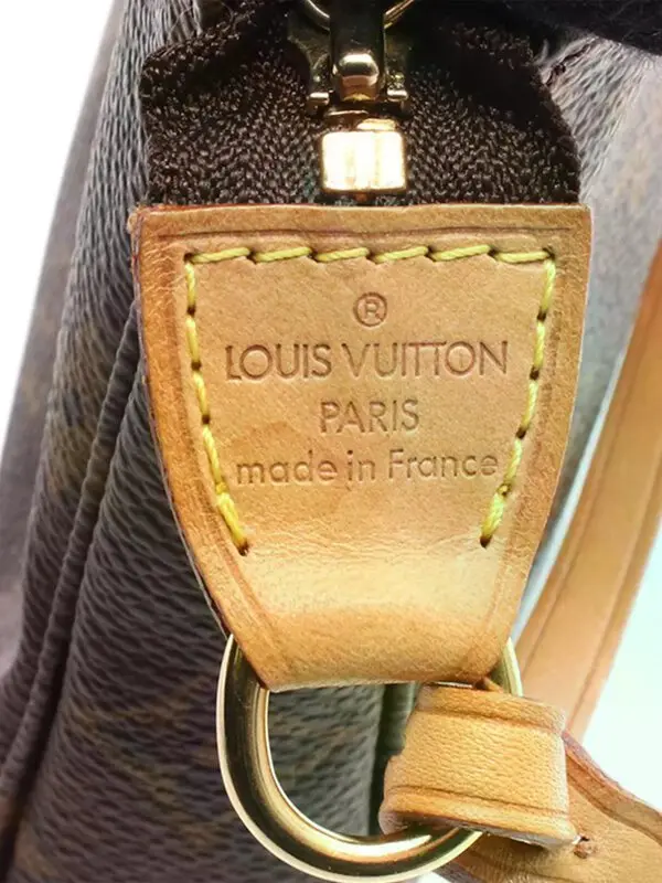 LOUIS VUITTON 2000 Monogram Pochette Accessoires