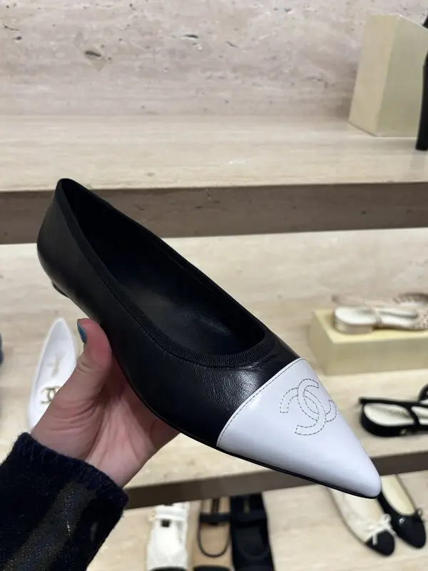 Chanel Cc Flat - Black And White